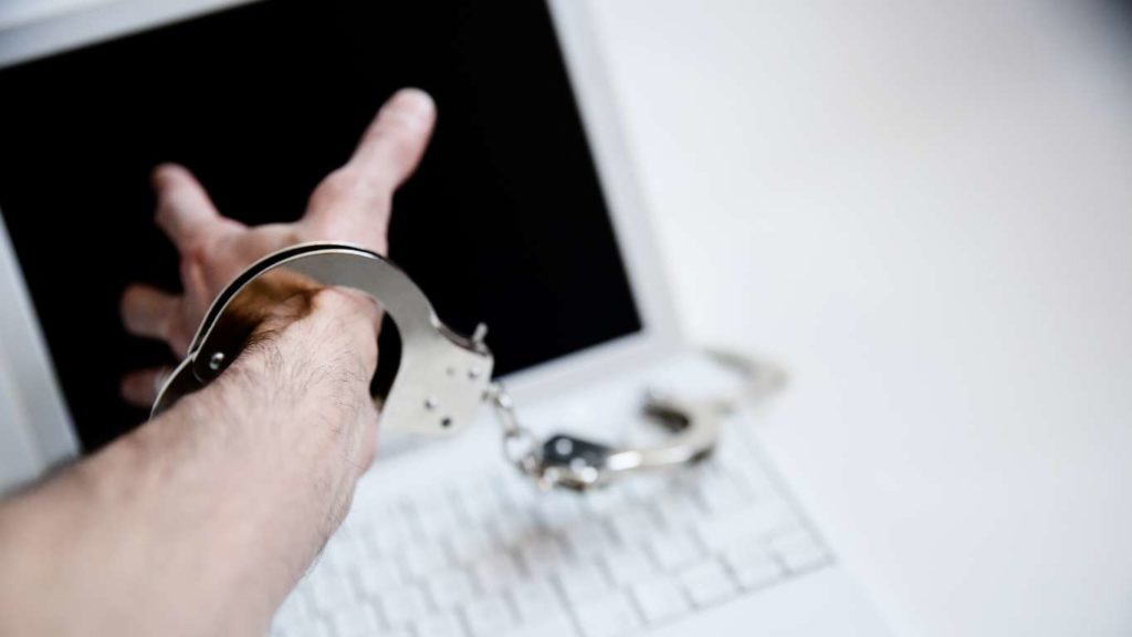 Vício de Internet?! Saiba o que é e suas consequências - Moshé Bergel